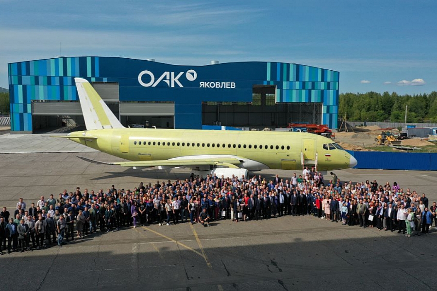 Дмитрий Песков назвал большим успехом первый полет импортозамещенного SJ-100 - AEX.RU