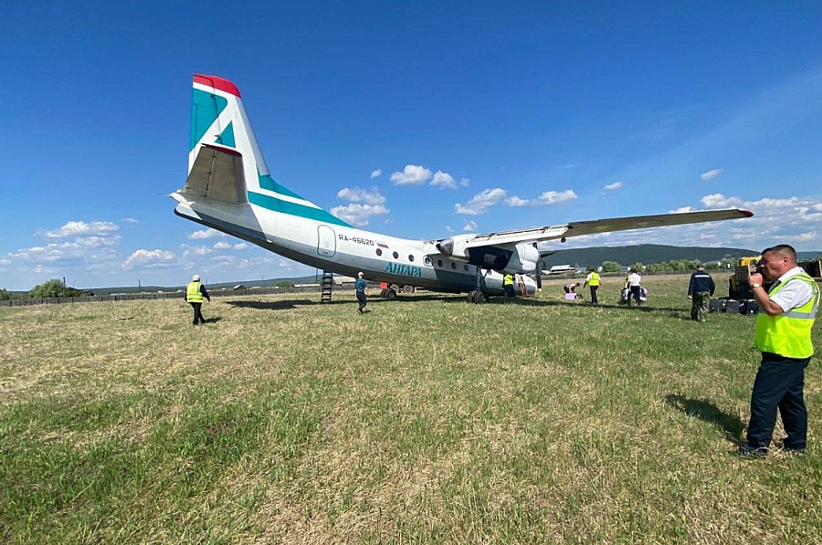 Ан-24 авиакомпании "Ангара" выкатился за пределы ВПП в аэропорту Киренска - AEX.RU