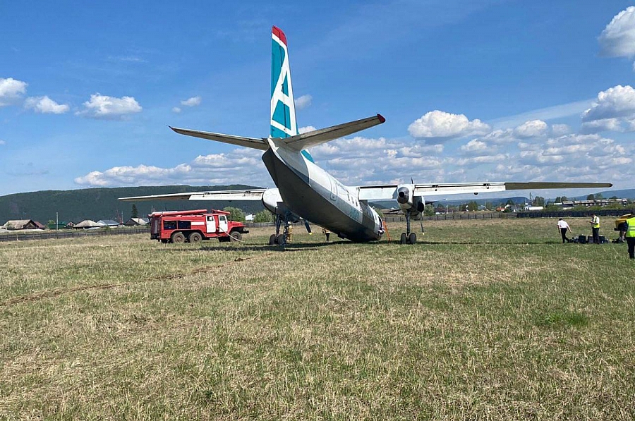 В Приангарье завели уголовное дело после выкатывания самолета Ан-24 за пределы ВПП - AEX.RU