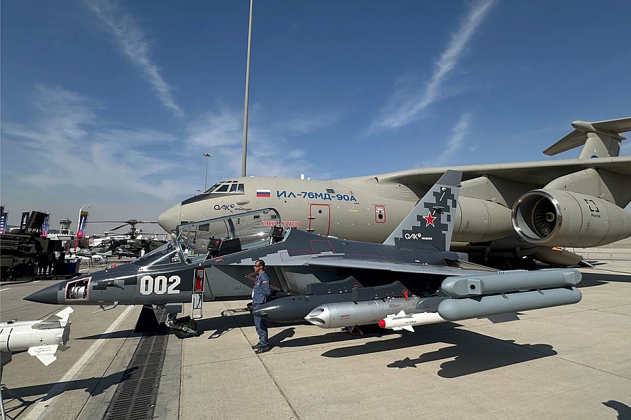 "Рособоронэкспорт" провел презентацию самолета Як-130М в рамках выставки Dubai Airshow - AEX.RU