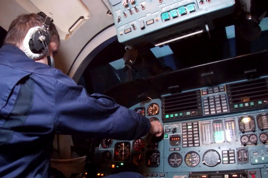 Молодые офицеры дальней авиации отработали полетные задания на тренажерных комплексах Ту-160 ...