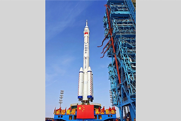 Китай доставил на площадку старта пилотируемый космический корабль "Шэньчжоу-21"... — AviaStat