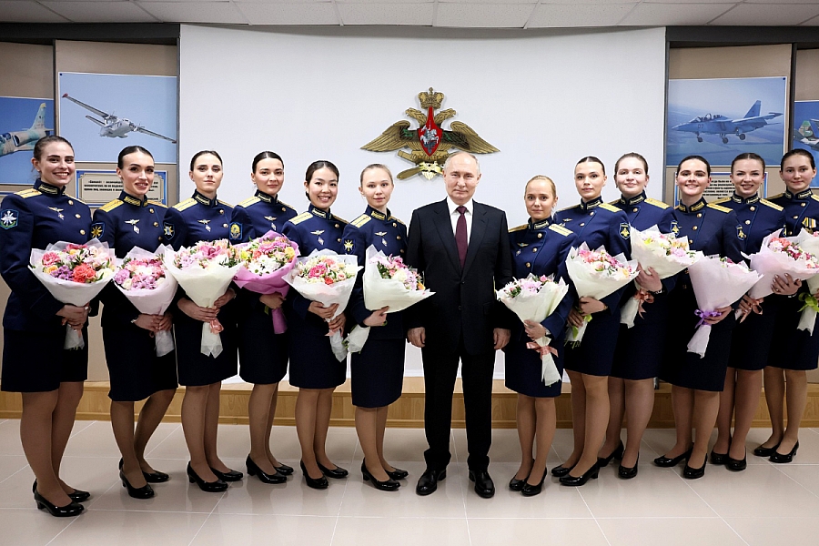 Выпускницы Краснодарского летного училища подарили Владимиру Путину модель Як-130 - AEX.RU