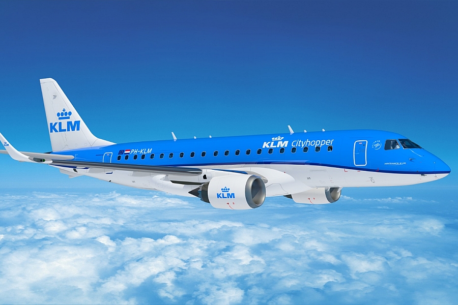 В аэропорту Амстердама человек попал в работающий двигатель самолета ...